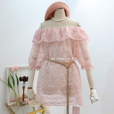 粉色法式一字领露肩碎花雪纺衫