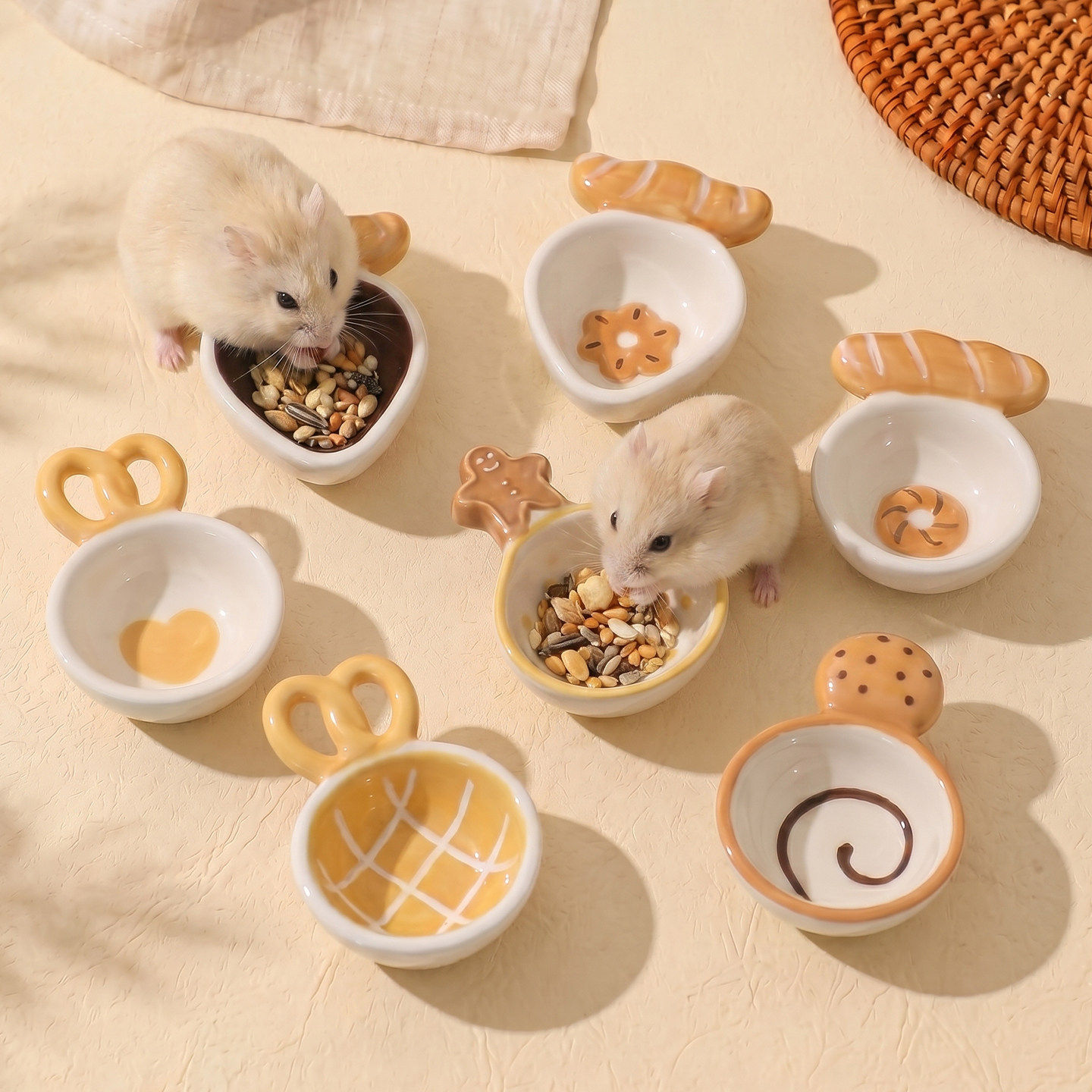 可爱面包仓鼠龙猫鼠类喂食器迷你陶瓷食盆高颜值小宠物冻干粮小碗