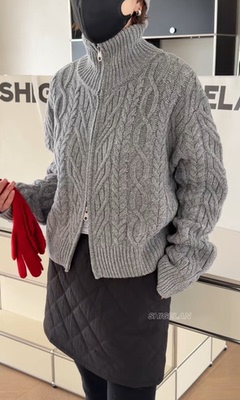 61020诗歌兰2025冬款女装 气质百搭灰色双拉链麻花纹立领短毛衣女