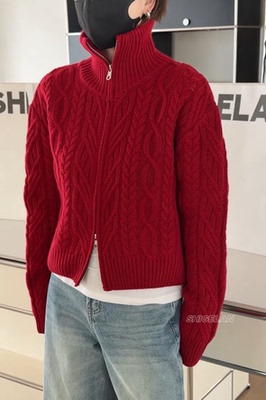 61020诗歌兰2025冬款女装 气质新年红立领拉链麻花纹厚实短毛衣女