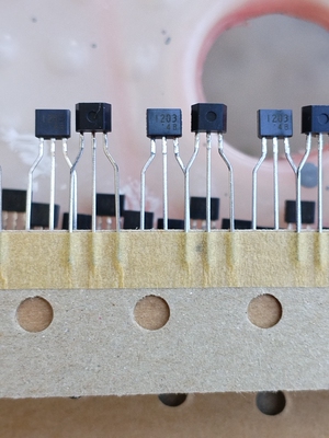 10个RN1203 TO92S 东芝带阻尼开关三极管