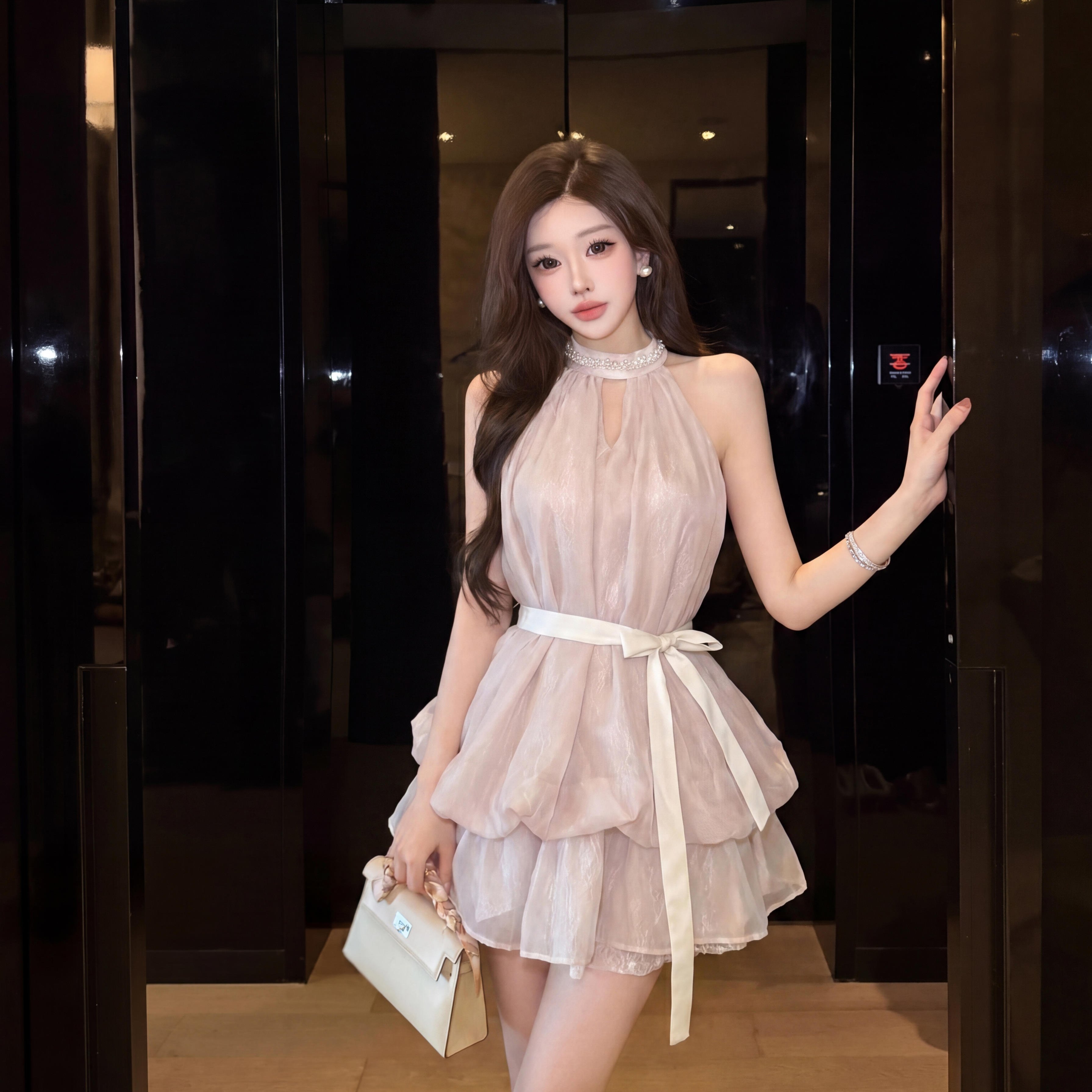 实拍千金镶钻珠花领挂脖连衣裙女纯色蝴蝶结收腰花苞甜美无袖短裙
