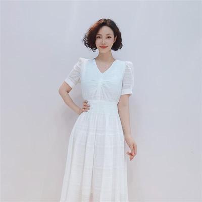 A French-inspired waist-cinching dress  法式气质收腰连衣裙