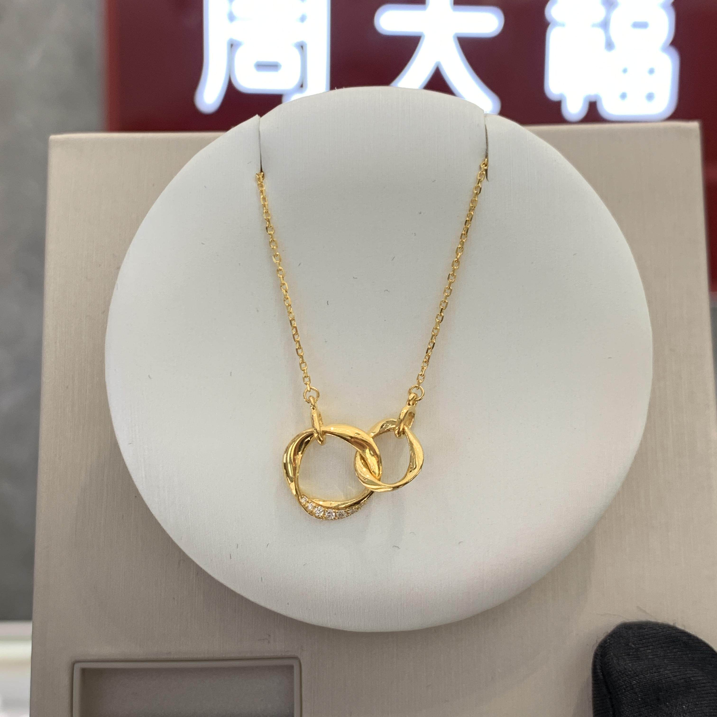 周大福代购 爱无尽莫比乌斯双环足金黄金钻石项链女 定价7折RU641