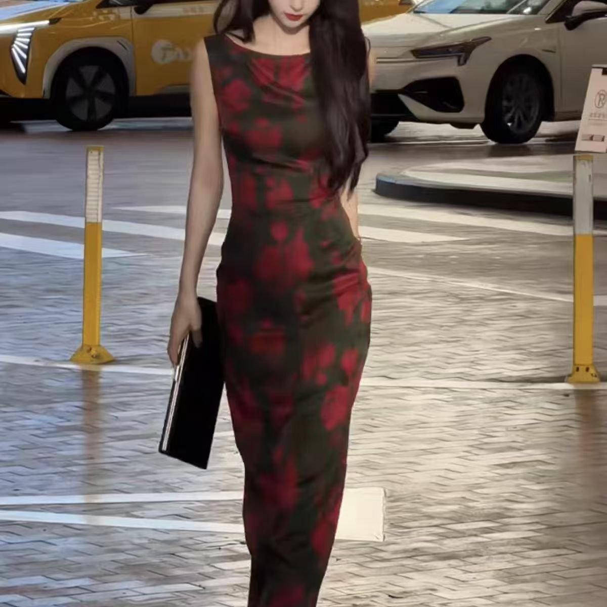 气质印花无袖连衣裙女2026夏季新款修身显瘦收腰御姐风开叉连衣裙