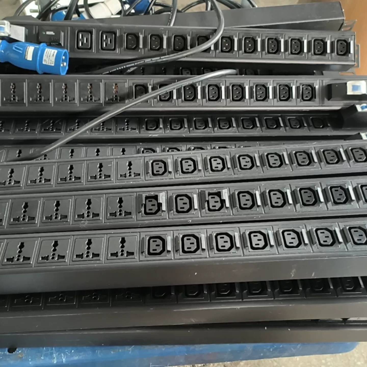 可维修CLEVER机柜PDU电源分配器 型号AUE2220H1-1议价