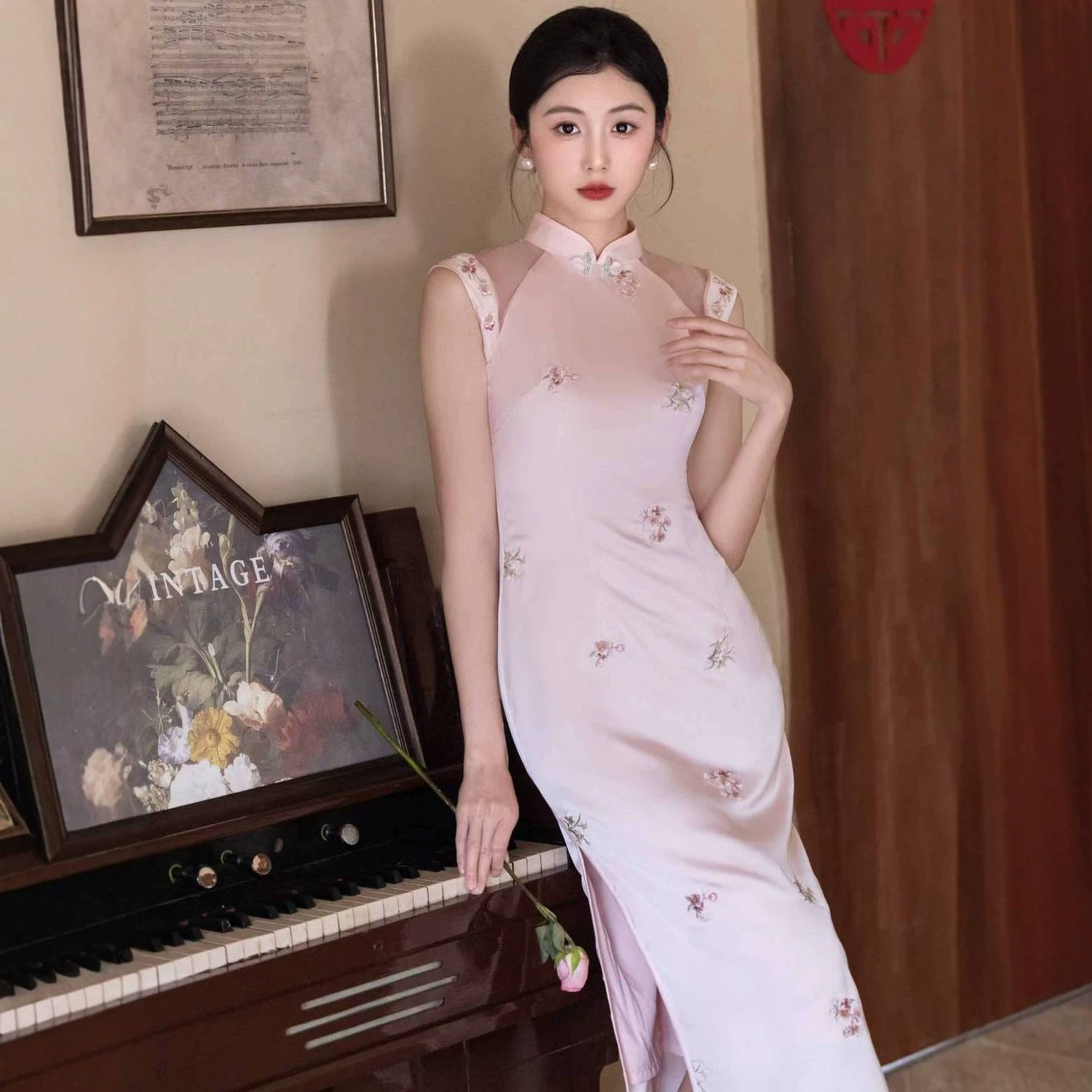 新中式旗袍改良订婚礼服粉色夏季日常缎面刺绣连衣裙年轻新款旗袍