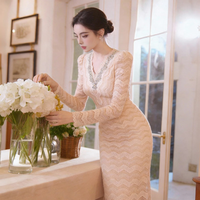 2026春装新款女法式重工镶钻V领修身包臀蕾丝连衣裙过膝长裙21988