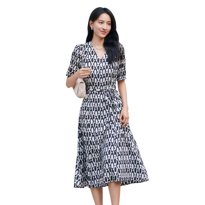 【桑蚕丝】歌蒂诗夏专柜新款经典黑白印花收腰V领连衣裙8E21L1160