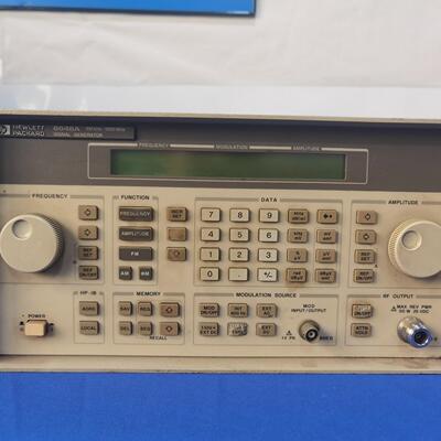 议价HP8648A 信号发生器 频率范围100kHz-1000MHz 测试仪器维修