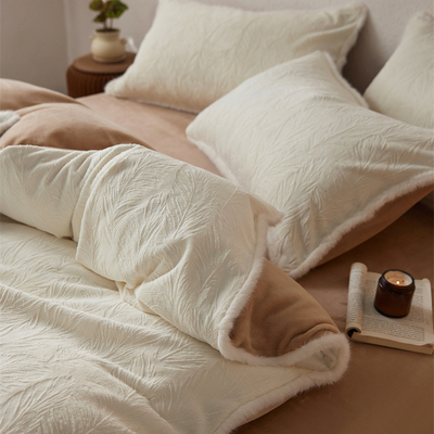 雕花牛奶绒奶白浮光羽毛四件套