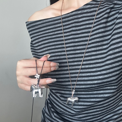 银色金属立体花朵小马吊坠项链