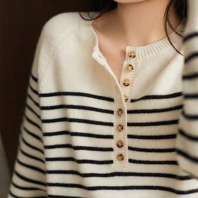 2023年秋冬新款半开领羊绒衫女单排扣纽扣复古条纹羊毛衫套头圆领