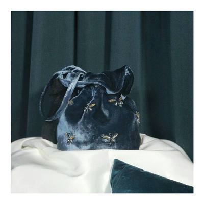 INESL|奈时|衣帽间 【海神与小蜜蜂】真丝绒复古圆桶钉珠手拎包