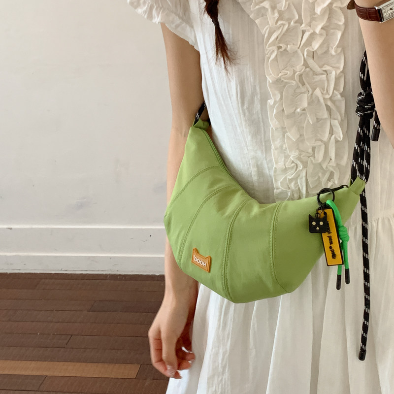 轻便百搭尼龙布小包包女2026新款时尚超火小众牛角包斜挎包饺子包