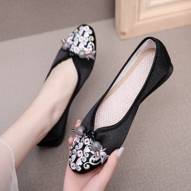 复古缎面绣花鞋女秋季牛筋底配旗袍的鞋子百搭时尚单鞋古风汉服鞋