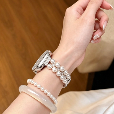 适用苹果手表s11表带女生金属小香风iwatchs10腕带新款仿珍珠se/s9/8/7/6/5高级感贝母智能apple夏天手链配件