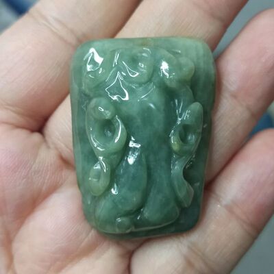 天然翡翠吊坠绿底油青雕刻件福瓜