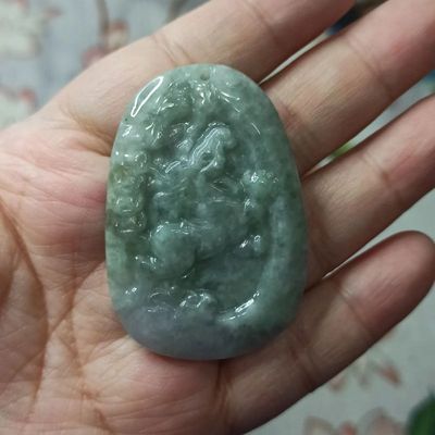 翡翠吊坠绿底飘花十二生肖马牌