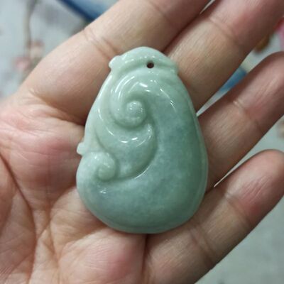 天然翡翠吊坠雕刻件飘花如意