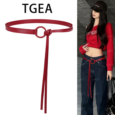 复古红皮带装饰配牛仔裤辣妹美式