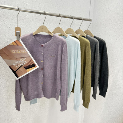 彩色扣圆领浣熊绒小开衫