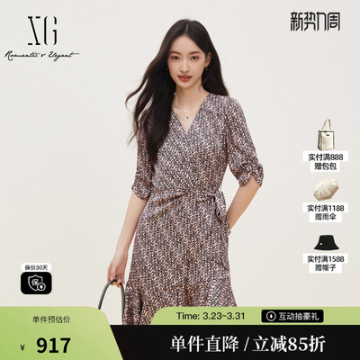 XG/雪歌XK204108B993 花版桑蚕丝V领中袖连衣裙收腰绑带A字中裙女