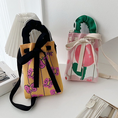 新款小众设计可爱卡通针织抽绳束口包百搭小巧便携通勤斜挎