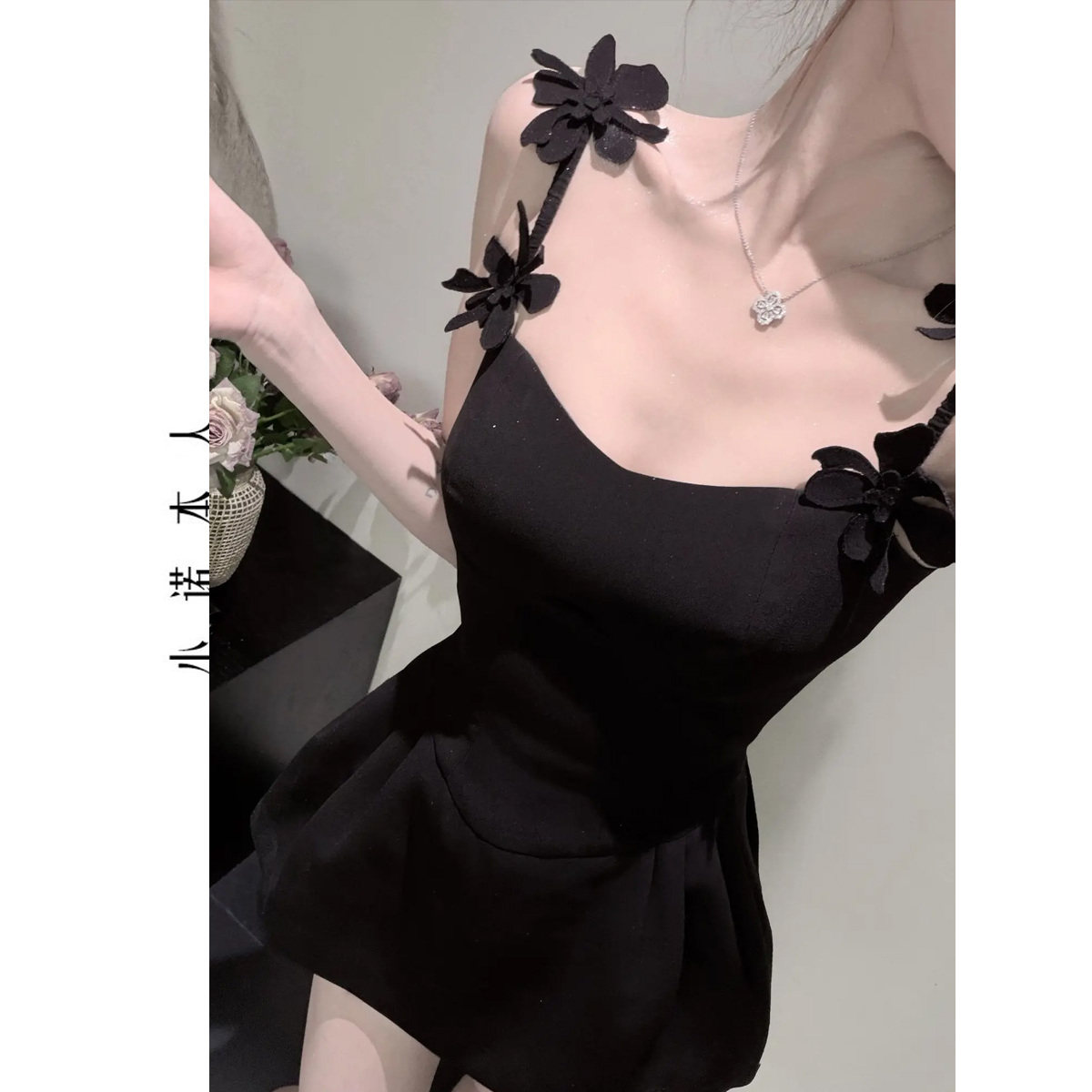 小诺本人吊带连衣裙新款纯欲风修身性感显瘦设计感花朵裙子261042