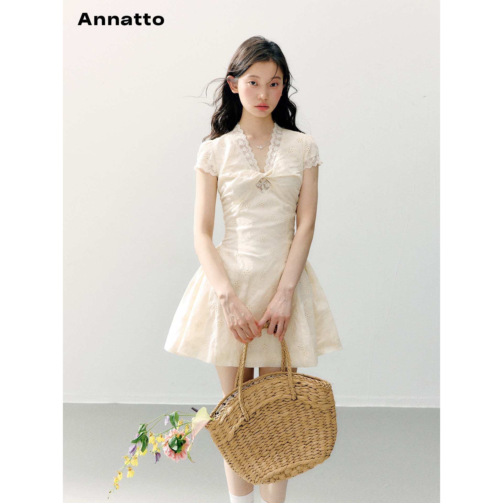ANNATTO 茉莉苔痕 少女感米白色绣花V领蕾丝花边a字收腰连衣裙女