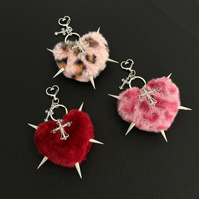 毛绒豹纹铆钉爱心包包挂件