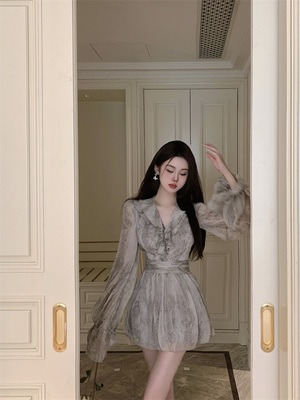 清冷感荷叶边v领雪纺长袖短裙