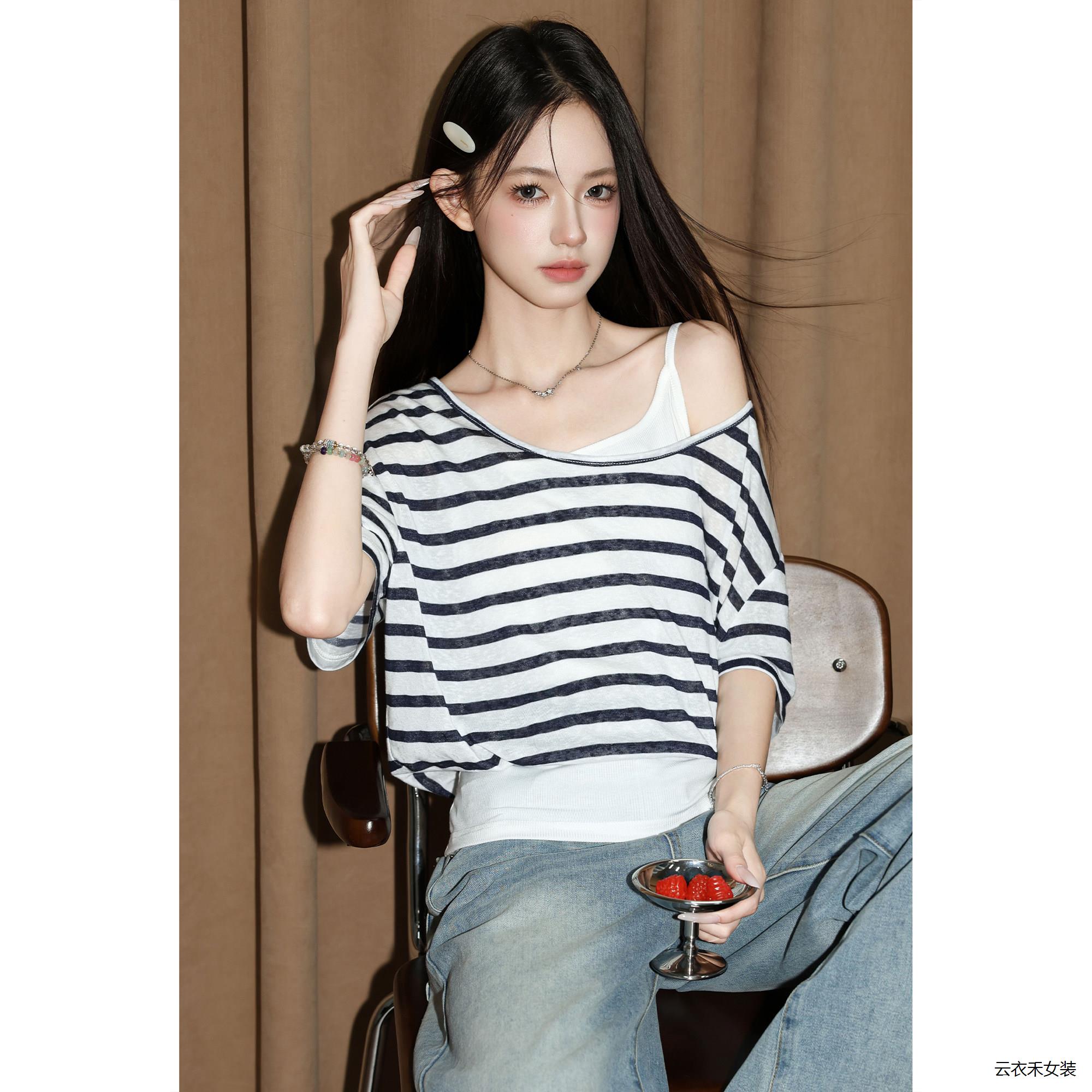 条纹圆领短袖T恤女2026夏季新款假两件斜肩露肩收腰T恤半袖上衣