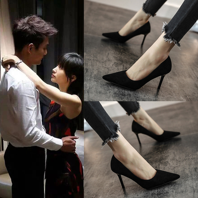 尖头细跟黑色绒面高跟鞋