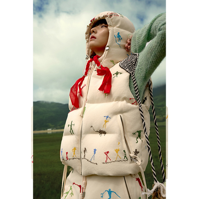 ANGEL CHEN陈安琪 AW24 云南沧源崖画印花刺绣连帽羽绒背心