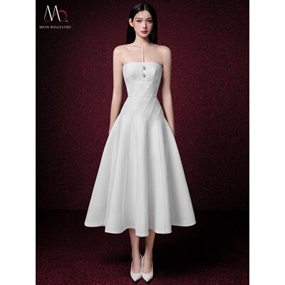 系列白色露肩设计连衣裙