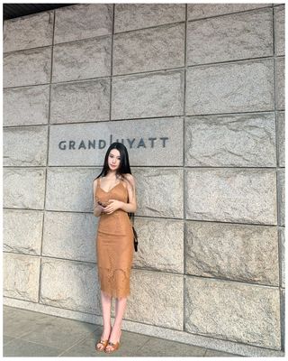 孙智惠日常蕾丝包臀吊带连衣裙