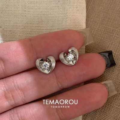 share【悬浮爱心】灵动闪钻银色拉丝爱心耳钉vintager绝美耳饰