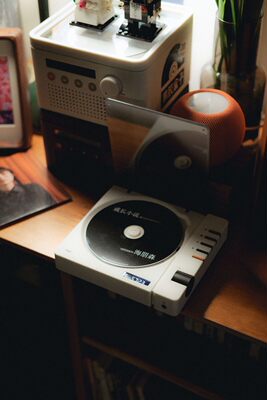 Syitren赛塔林 R300 复古高音质便携式CD播放机 可接蓝牙 复古白