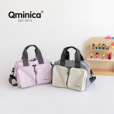 Qminica2026春季新款多口袋斜挎包轻便防泼水旅行包波士顿手提
