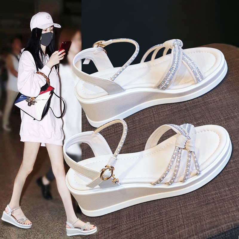 不累脚凉鞋女鞋2026夏季新款水钻坡跟松糕高跟外穿厚底绝美配裙子