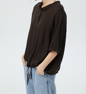 斯琴2022夏新品莱赛尔深咖色翻领单排扣五分袖衬衫BBXS01440 988