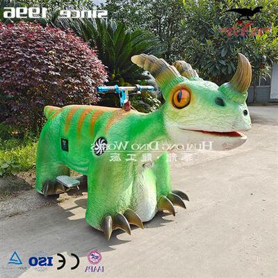 年新品卡通乘骑电动恐龙跑跑车滑行恐龙小车双角龙吉祥物
