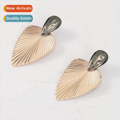 Europe Metal Pattern Two Color Plating Scallop Earrings Earr