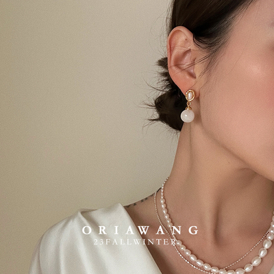 ORIAWANG 简约复古雕塑感淡水珠温润水漾白玉耳环女