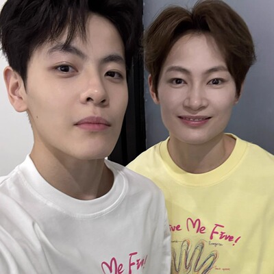 Y2NG“Y+Y+WE”色彩创意击掌涂鸦插画T恤运动通勤休闲宽松短袖