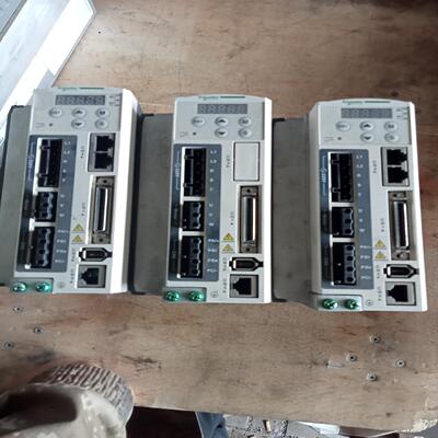 [德峰]伺服.实物驱动器施奈德L两台M23DU10M3X1Ⅹ三台拍摄