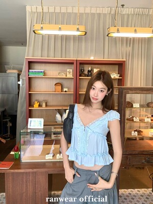 Ranwear 需要一件娇娇的 法式蕾丝多工艺v领露背清透荷叶边小衫