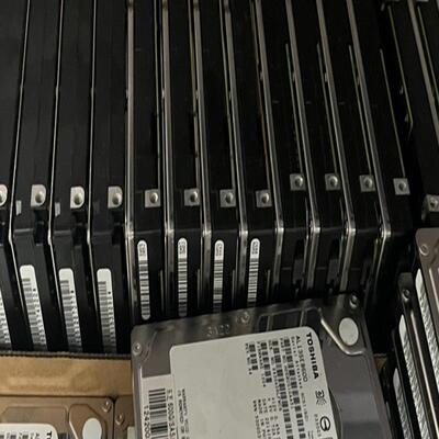 日立与东芝 HGST 600G 2.5寸 SAS接口 服务器