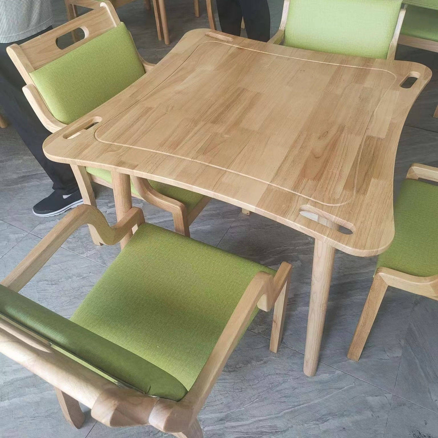 实木养老院餐桌椅老年公寓敬老院适老化餐厅餐桌椅适老化餐桌椅